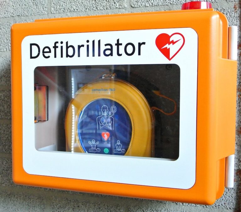 How does an AED work? - First Aid for Free